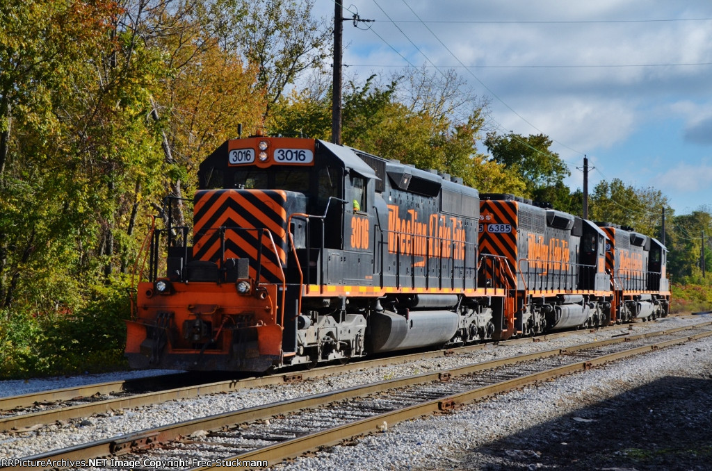 WE 3016 & Co. have run around the loads at Summit St.